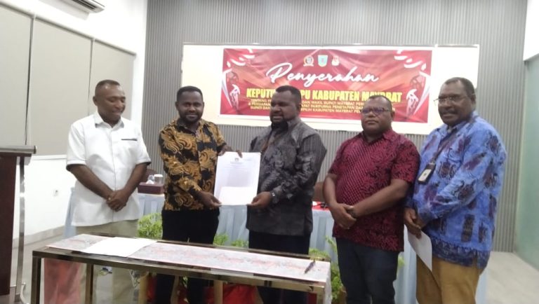 KPU Maybrat Serahkan SK Penetapan Bupati-Wabup Terpilih kepada DPRK ...
