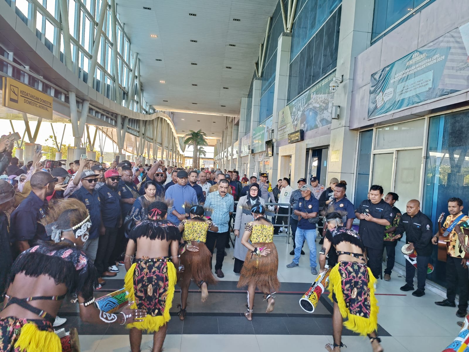 Tiba di Kota Sorong, Bupati-Wabup Raja Ampat Disambut Ratusan Pendukung ...