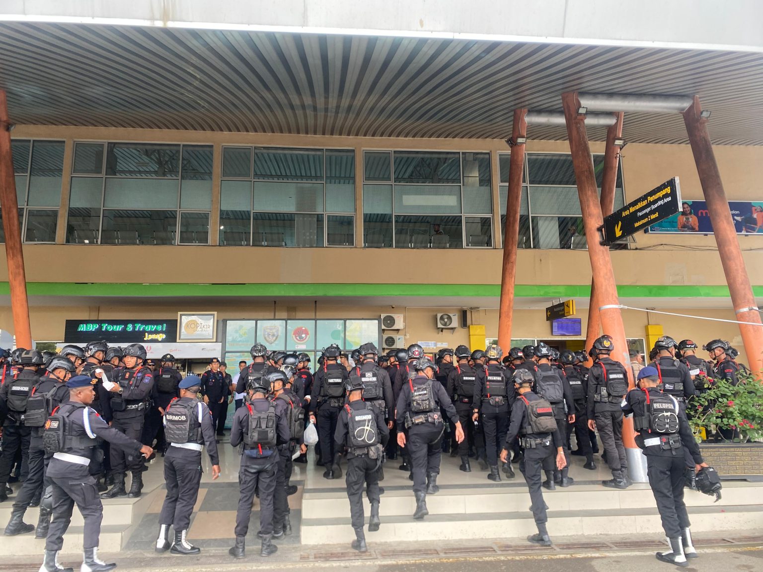 100 Personel Brimob Polda Papua Barat Tiba di Kota Sorong Siap Amankan Unjuk Rasa - Balleonews.com